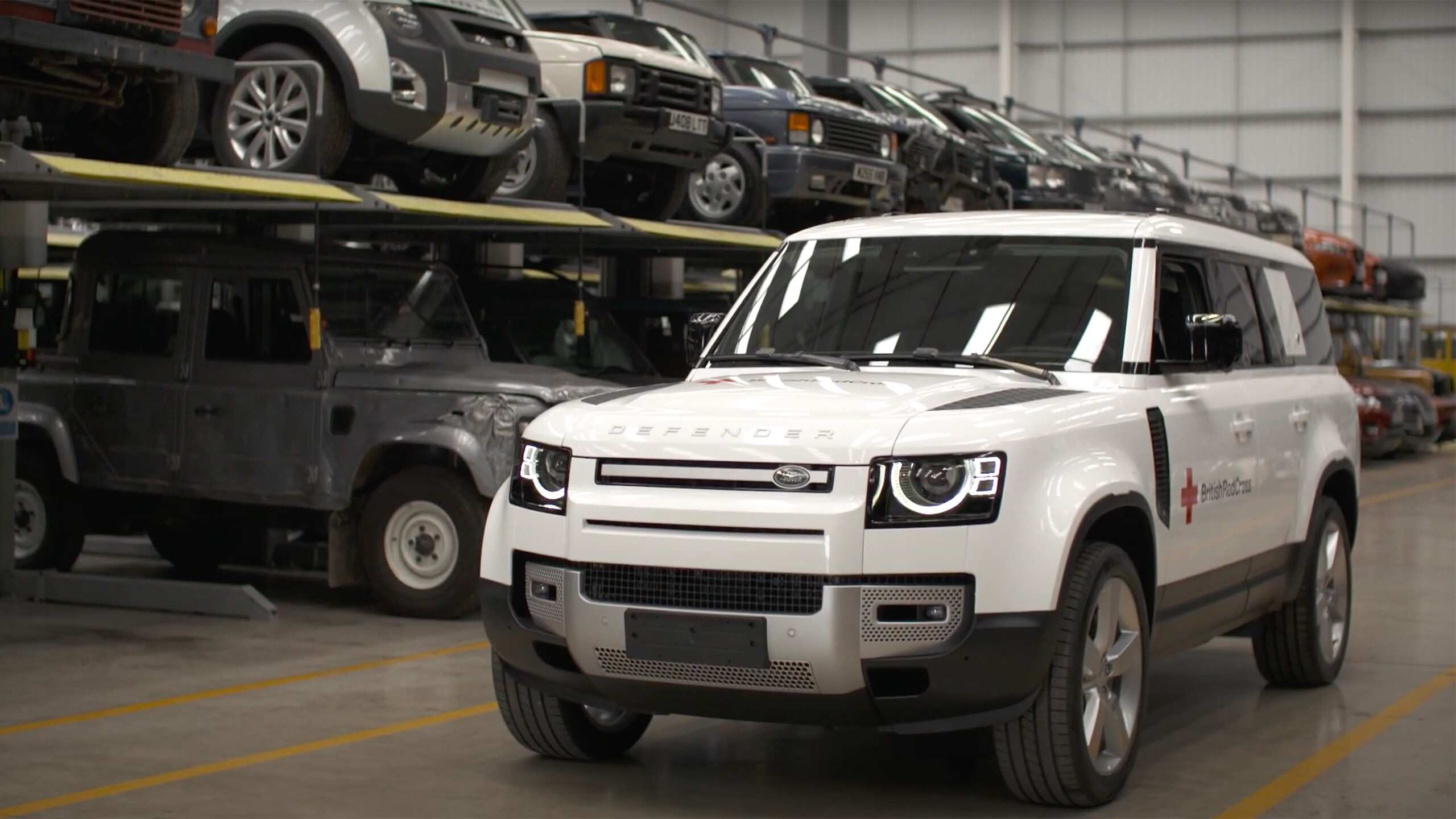 Humanitäre Helfer in Aktion | Rotes Kreuz | Defender